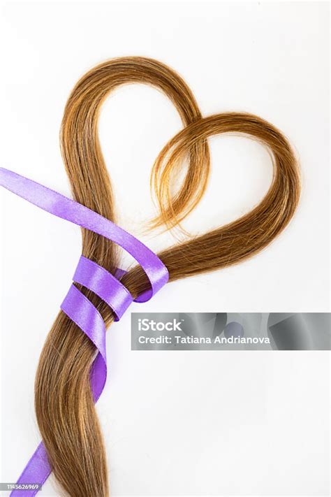 긴 금발 머리 기부 흰색 바탕에 암에 대 한 싸움의 상징으로 라벤더 리본으로 마음을 넣어 평면도 환자를 위한가 발을 만들기 위한 천연 소재 수직 고립 개념 가발에 대한 스톡