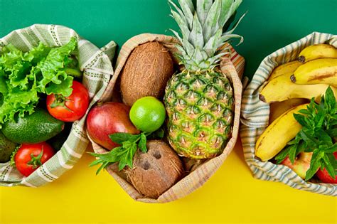 노란색 배경에 유기농 과일과 야채와 환경 친화적 인 식료품 쇼핑 면 가방의 평면 누워 제로 폐기물 플라스틱 무료 라이프 스타일 개념 건강한 채식 음식 다이어트와 해독 0에