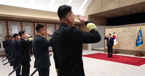 구속된 軍 대장 ★★★★ ‘징계도 못한다···국방부 7년 넘게 ‘군인사법 개정 안해[이현호 기자의 밀리터리 톡]