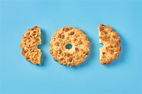 땅콩과 신선한 원 귀리 쿠키의 전체 및 반쪽의 행은 부엌에 파란색 책상에 놓여있다 맨 위 보기 클로즈업 건강한 식생활에 대한 스톡 사진 및 기타 이미지 Istock