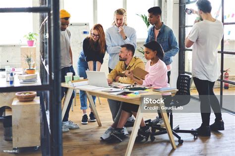 노트북 컴퓨터 Teambuilding 개념을 사용 하 여 공동 작업에 대 한 조언을 주는 프로젝트 만들기를 복용 하는 직원의