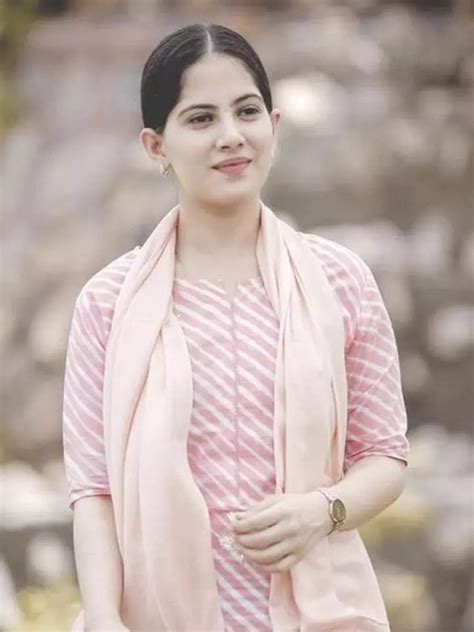 इस साध्वी के Instagram पर हैं लाखों फॉलोअर्स खूबसूरती में कई एक्ट्रेस