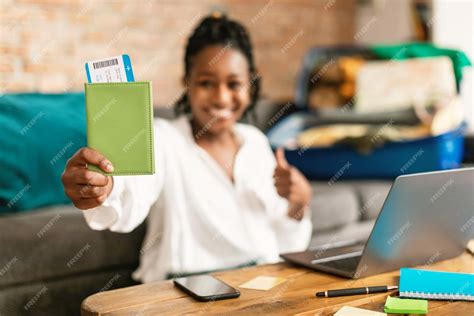 Une Femme Noire Excitée Annonçant Des Billets De Voyage Bon Marché