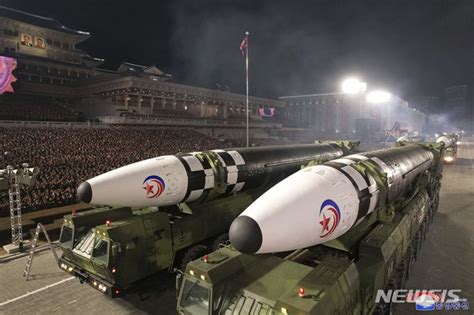 조선인민군 창건 75주년 열병식에 공개된 대륙간탄도미사일 네이트 뉴스