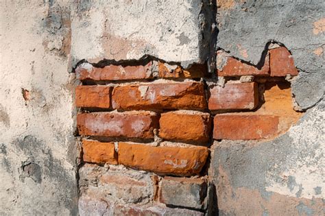껍질을 벗기는 시멘트 석고가있는 오래된 벽돌 벽의 조각 0명에 대한 스톡 사진 및 기타 이미지 0명 거친 건설 산업
