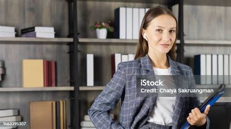 사무실 직장에서 카메라를 보고 양복을 입고 서 있는 똑똑한 비서 여성의 초상화 아름 다운 젊은 여자는 사업가 또는 노동자 또는 비서 회사 사무실에서 사업을 하는 모습