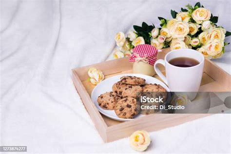 초콜릿 칩 쿠키 차 한 잔 잼 항아리 흰색 위에 꽃이 있는 나무 쟁반 0명에 대한 스톡 사진 및 기타 이미지 0명 갈색