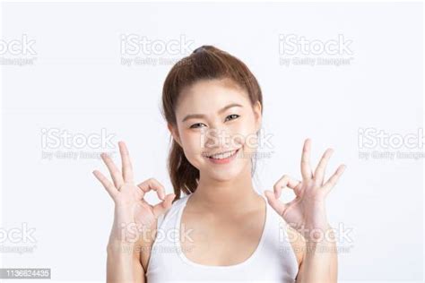아름 다운 매력적인 아시아 젊은 여자 미소 하 고 괜 찮 서명 느낌 너무 행복 하 고 자신감 흰색 배경에 고립 뷰티 컨셉 건강