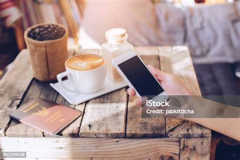 소녀 카페에서 스마트 휴대 전화를 사용 하 여입니다 손을 잡고 스마트폰 흰색 화면입니다 공란에 대한 스톡 사진 및 기타 이미지 공란 노트북 노트북 사용하기 Istock
