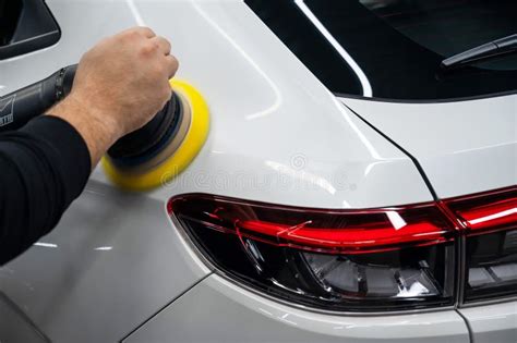 Process Of Polishing White Car Body Surface Using Orbital Polishing