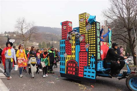 Carnevale Alla Sfilata Di Zogno Sette Carri E Sette Gruppi Iscritti