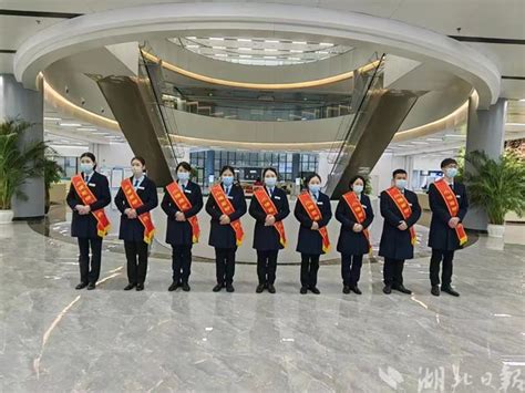 赤壁市政数局：“小诸葛”帮代办 政务服务更有温度 湖北日报新闻客户端