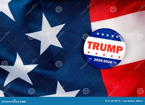 Trump 20202024 Texte Sur Les élections Américaines Bouton Sur Le