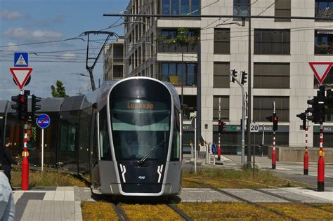Die Straßenbahn Nähert Sich Von Der Haltestelle Lycée Vauban Auf Der