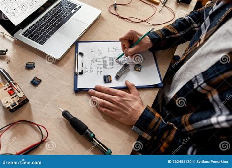 It Tekniker Redigerar Mikrokretsschema Med Penna Arkivfoto Bild Av Laptop Modernt