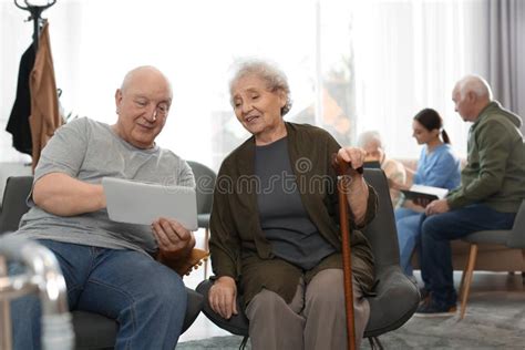 Personas De Edad Avanzada Pasan Tiempo En Un Hospicio Atención A
