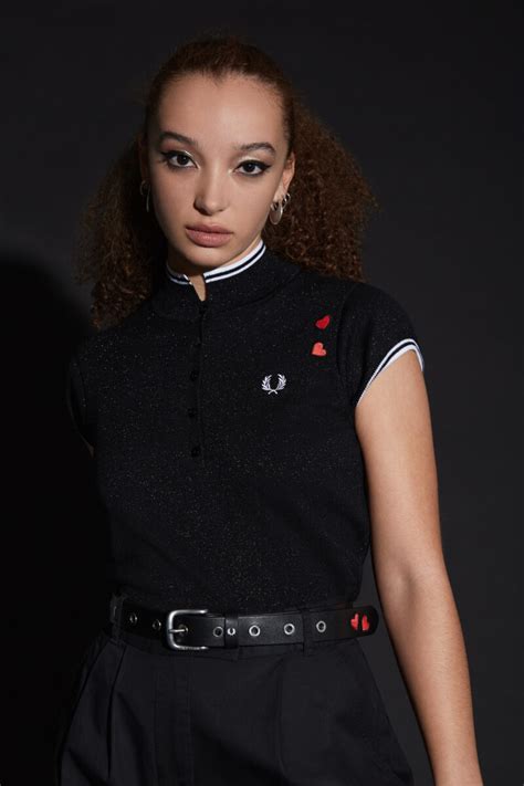 O Estilo Icónico De Amy Winehouse Influencia Nova Coleção Da Fred Perry