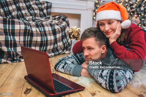 장난이 심 몇 층에 젊은 여자는 남자의 뒤에 거짓말 그들은 노트북의 화면에 시계 그녀는 웃는 다 그들은 재미가 있다 개념에 대한 스톡 사진 및 기타 이미지 Istock