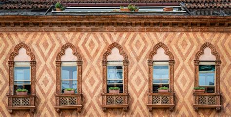Fechar Detalhes Com A Antiga Janela Venetiva De Arquitetura Medieval