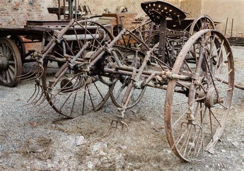 Alte Landwirtschaftliche Maschine Stockfoto Bild Von Blätter