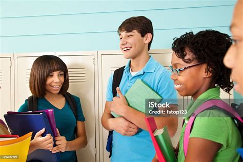 다양한 그룹의 10대 학생 얘기합시다 학교 얘기합니다 라커 중학생에 대한 스톡 사진 및 기타 이미지 중학생 토론 말하기 Istock