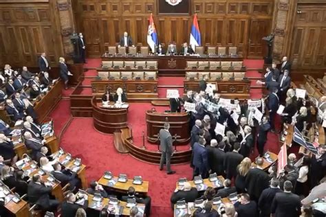 HAOS U PARLAMENTU SRBIJE Opozicija šokirala Vučićeve naprednjake na