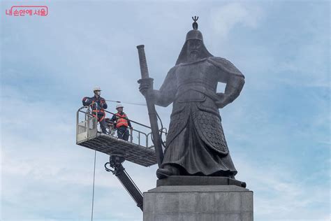 반짝반짝 이순신장군 동상이 목욕했어요 겨우내 묵은 때가 싹~ 내 손안에 서울 서울이야기 시민소통 정보소통광장