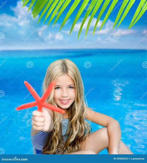 Muchacha Rubia De Los Ni Os En Vacaciones De Verano Imagen De Archivo Imagen De Vacaciones