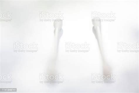 흰색 테이블 질감 배경에서 두 개의 흰색 플라스틱 목화 싹을 흐리게 하 고 매크로 샷 빛 그림자 청소 몸 의료 개념에 대 한