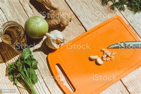 음식 Ingridients 마늘 양파 생강 나무 배경에 고기 스튜 조리법 콩에 대 한 요리 음식을 준비 하는 과정에서 단계입니다
