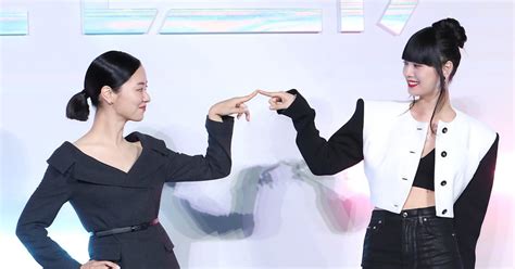 전여빈·나나 외계인 검지 손가락 인사