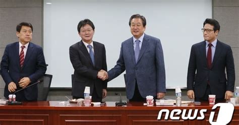 비박계 탈당논의 회동 손 잡은 김무성 유승민