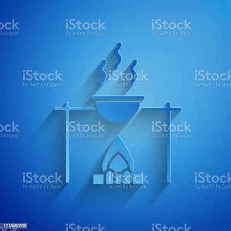 파란색 배경에 고립 된 캠프 파이어와 냄비 아이콘을 잘라 종이 장작과 불꽃에 가마솥에서 화재 캠핑 요리 종이 아트 스타일입니다 벡터 일러스트레이션 가마솥에 대한 스톡 벡터