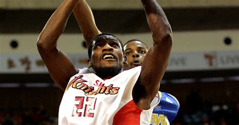 사진 로빈슨뒤에 검은 그림자가 느껴지네