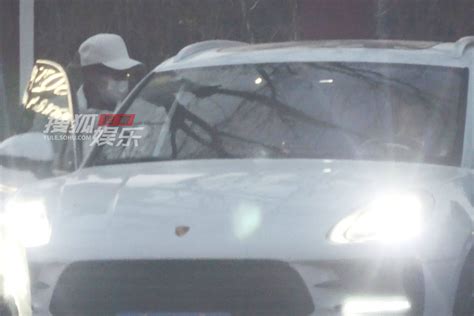 独家：苏醒和女友疑似吵架 车内情绪激动状态癫狂 搜狐大视野 搜狐新闻