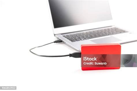 외부 하드 드라이브 데이터 스토리지에 대 한 빨간색 고립 된 흰색 바탕에 노트북에 연결 0명에 대한 스톡 사진 및 기타 이미지 0명 노트북 데이터 Istock