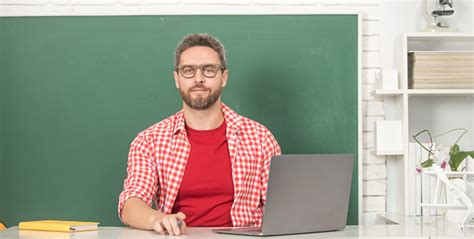 괴상한 학생 온라인 학습 Pc에서 칠판이있는 교실의 사립 교사 9월에 대한 스톡 사진 및 기타 이미지 9월 개인 지도 교사