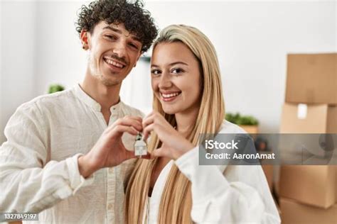젊은 아름다운 부부는 손가락으로 심장 기호를하고 새로운 가정의 열쇠를 들고 2명에 대한 스톡 사진 및 기타 이미지 2명 가정의 방 가족 Istock