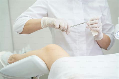 산부인과 진료실에서 진찰 중 산부인과 의사와 함께 있는 젊은 여성 환자 사진 Unsplash의 개념 이미지