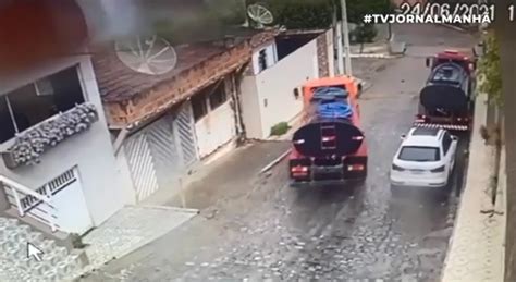 Caminhão pipa desgovernado desce rua e quase provoca acidente no