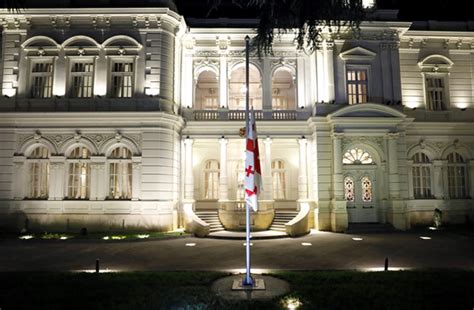 პრეზიდენტის სასახლეზე სახელმწიფო დროშა დაშვებულია 1tv