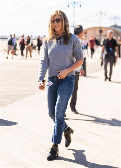 32 Times Jennifer Aniston Made Jeans And A T Shirt Look Super Stylish