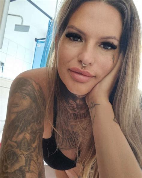 Glamorous Babe Flaunts Her Fine Ass While Showing Off Her Tattoos