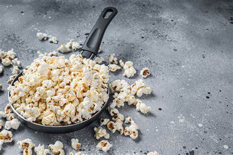 프라이팬에 소금에 절인 팝콘을 요리 회색 배경 맨 위 보기입니다 복사 공간 가득 찬에 대한 스톡 사진 및 기타 이미지 가득