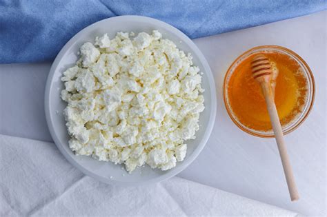 흰색 배경 파란색 냅킨 꿀 건강 한 음식 프랑스 아침 식사 미국 요리 미니 낙농 제품으로 부드러운 치즈에 꿀과 신선한 코 티 지