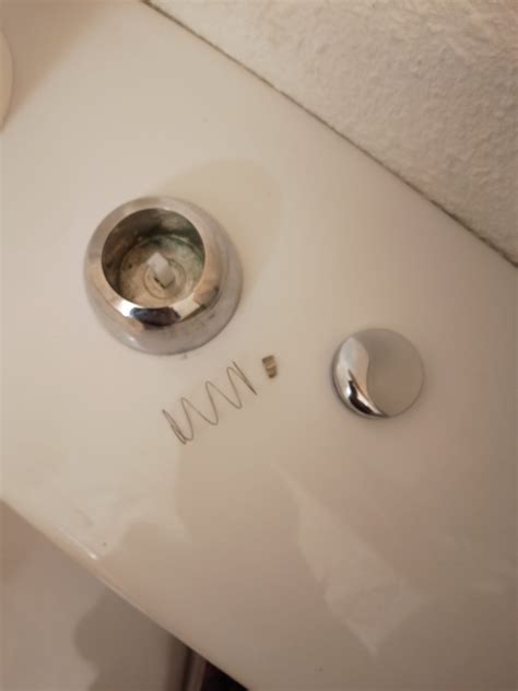 Bouton a poussoir wc cassé