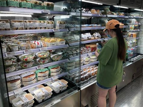 北京地铁首批三座车站试点便利店开始营业乘客