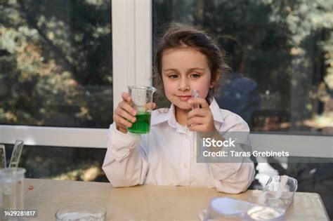 귀여운 어린 소녀 화학자는 소다와 구연산으로 화학 반응을 수행 학교 실험실에서 화학 연구 과학에 대한 스톡 사진 및 기타 이미지 Istock