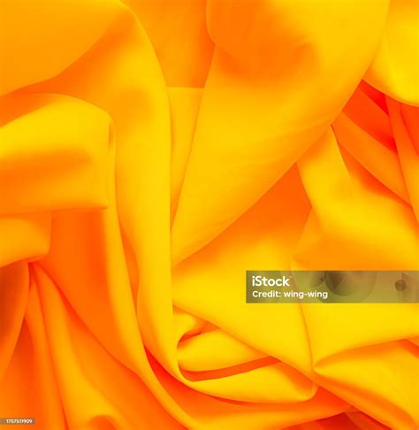 오렌지 천 배경 패브릭 질감 골드 컬러 패턴 실크 그라디엔 럭셔리 배경 밝은 노란색 섬유 배너 소재 새틴 여름 열대 웨이브 디스플레이 패션 추상 디자인 포스터 템플릿 0명에