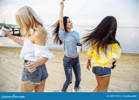 Ferien Strandfest Gruppe Glückliche Junge Frauen Die Am Strand Auf
